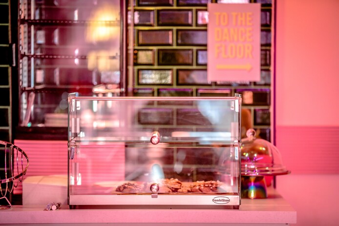 NET OPEN. Een vleugje disco en veel roze in nieuwe koffiebar Avi ‘38 ...