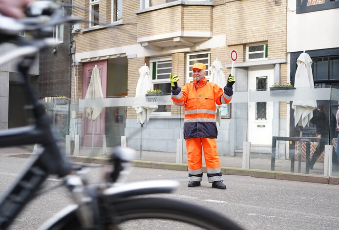 Christian helpt op eigen initiatief leerlingen veilig oversteken ...
