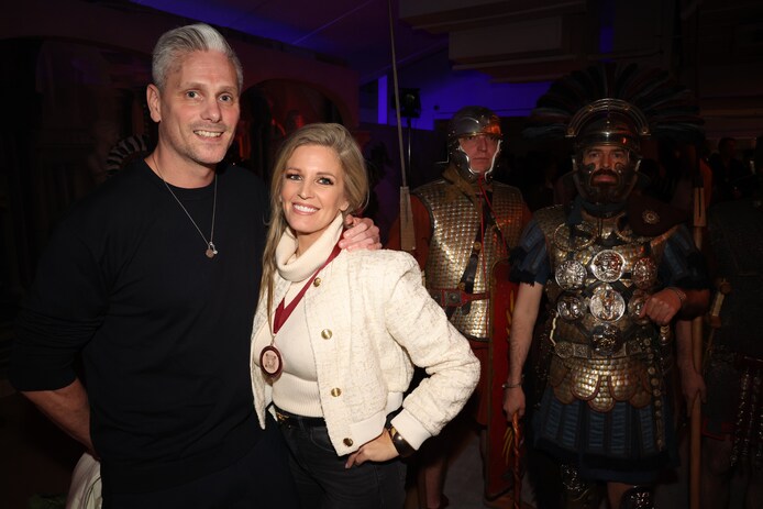 IN BEELD. BV’s smullen van spierballen en blote basten op rode loper ...