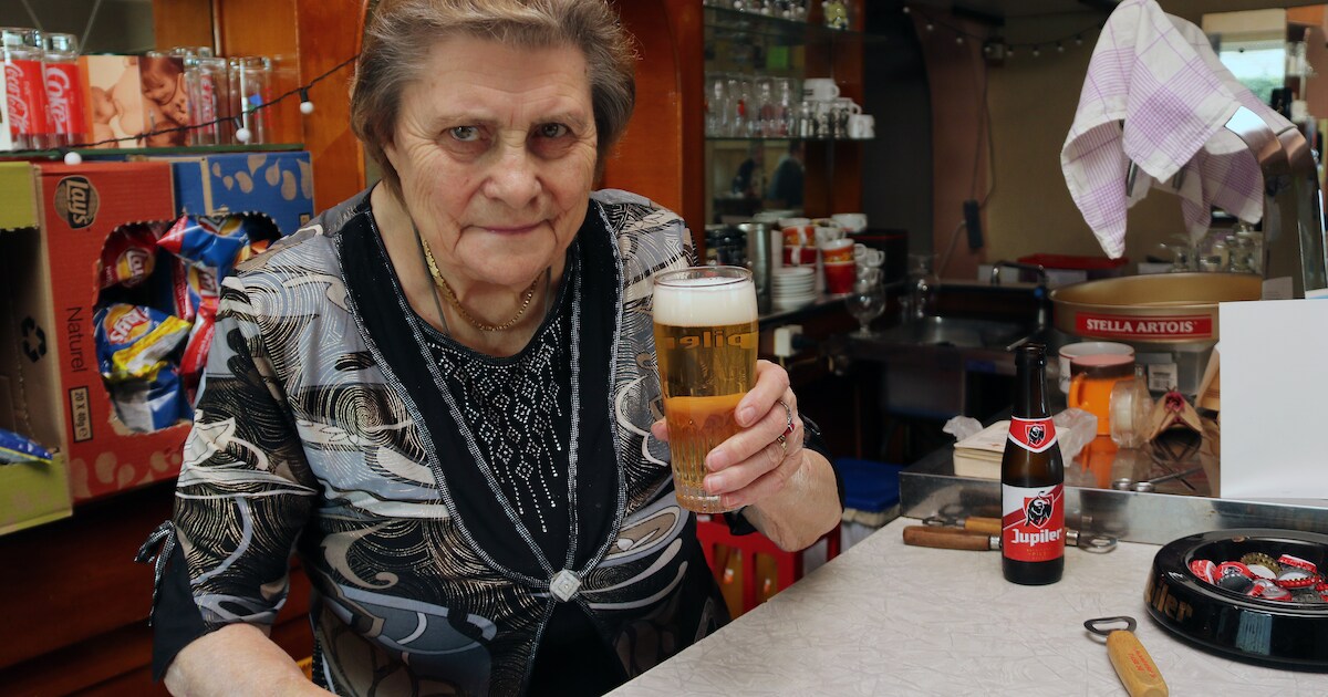 Legendarische cafébazin Yvonne (92), die 72 jaar achter toog stond ...