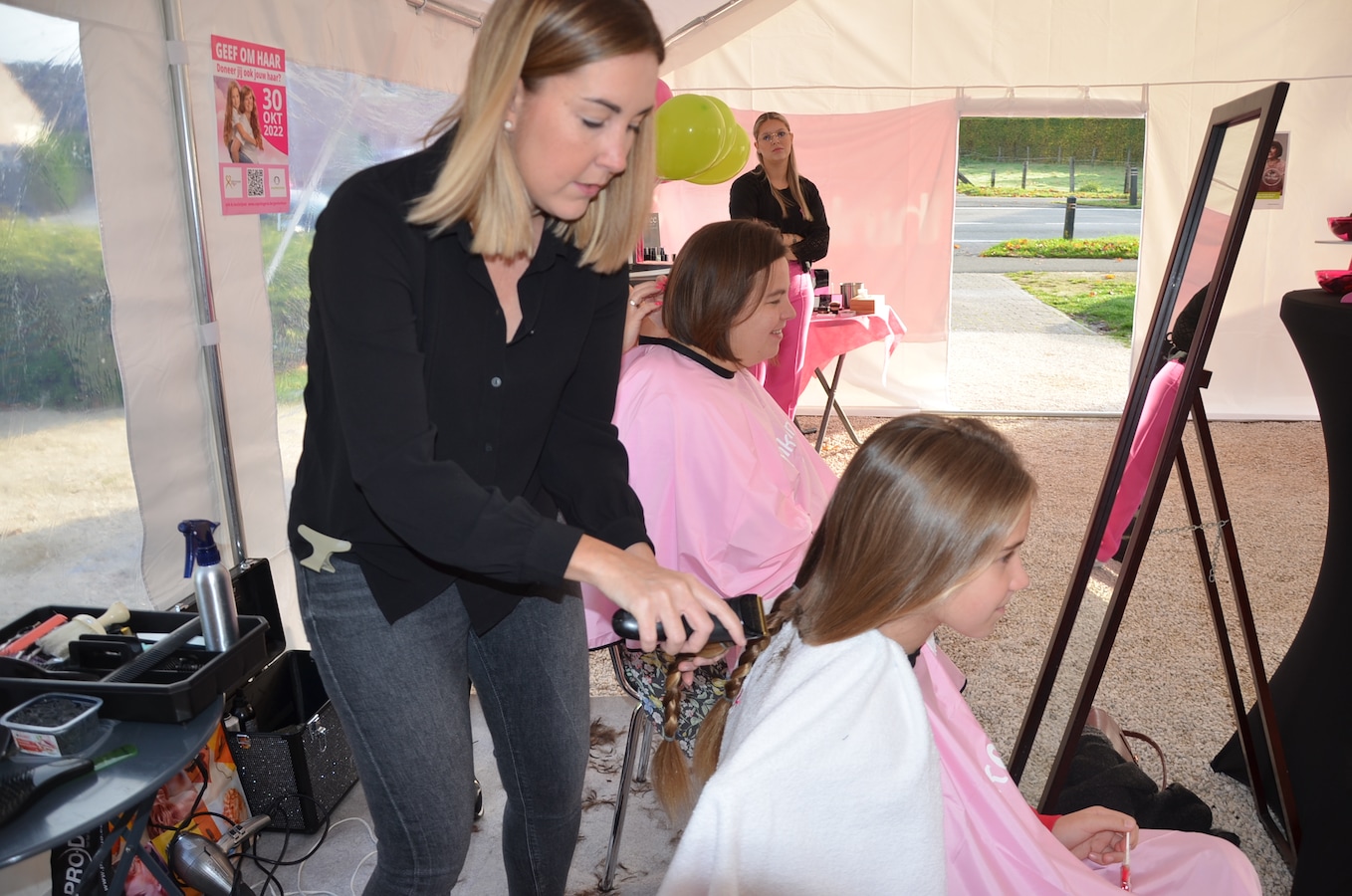 Na drie jaar sparen kan Lauren (8) haar haren doneren aan ‘Geef om Haar ...