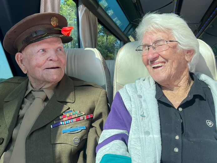 Randy (26) trekt met Amerikaanse oorlogsveteraan (100) naar D ...