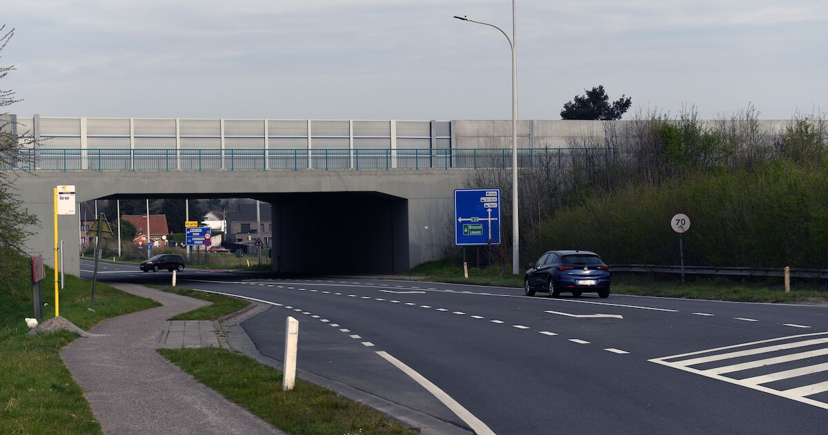 Dronken chauffeur slaapt roes uit achter het stuur en laat lang ...
