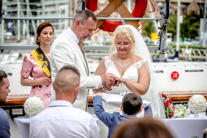 Danny (58) en Petra (54) huwen als eerste koppel op de Mercator: “Elke dag kijken we uit op de ...