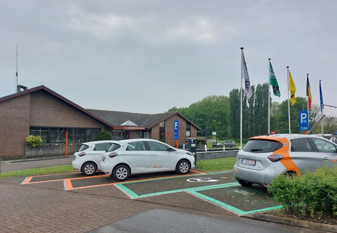 Deelwagens aan gemeentehuis maken plaats voor hoppinpunt aan station ...