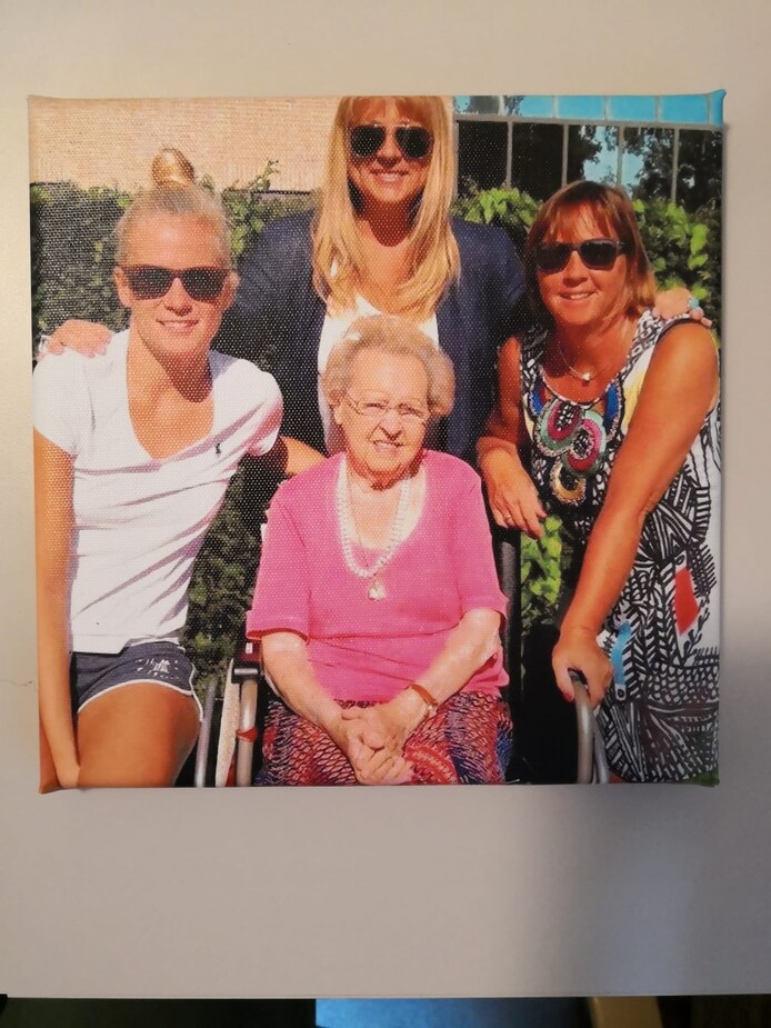 Grootste fan van Belgian Cat Julie Vanloo? Dat is Maria (102), haar ...