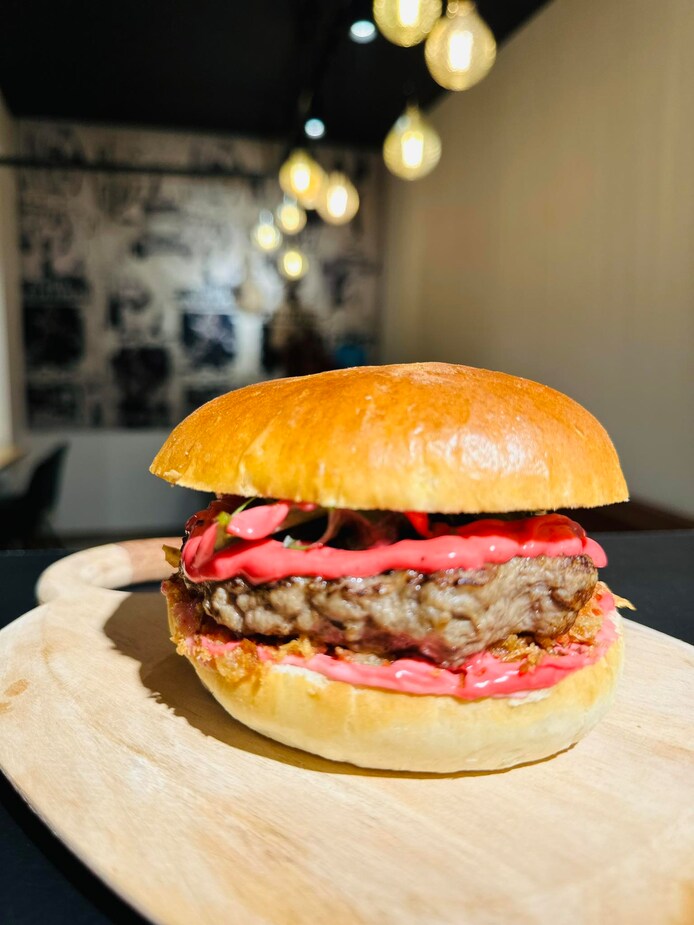 Frituur Passe Vite pikt in op Barbie-hype: “Dit is onze ‘pinky burger ...