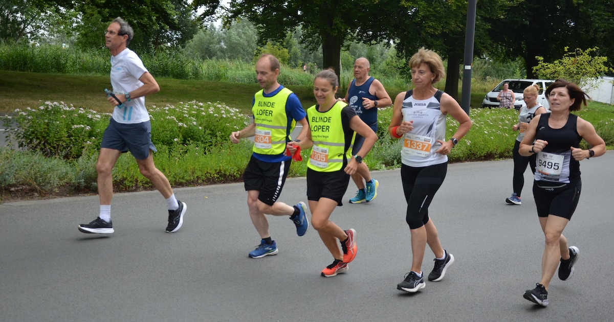 Blinde loper Michel neemt samen met buddy Katleen deel aan Optiek Sonck ...