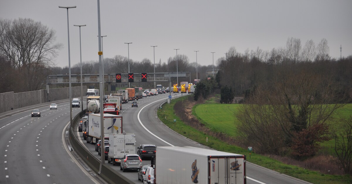 Pechstrook versperd op E17 richting Kortrijk ter hoogte van De Pinte ...