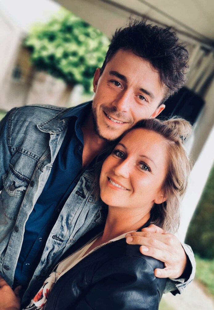 Zanger Dean onthult het geslacht van zijn kindje | Showbizz | hln.be