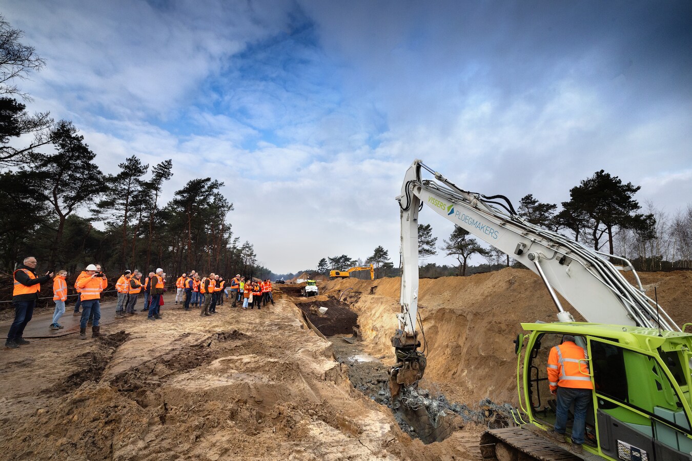 Oude betonnen riool eruit en nieuwe kunststof buizen erin: voor 30 ...