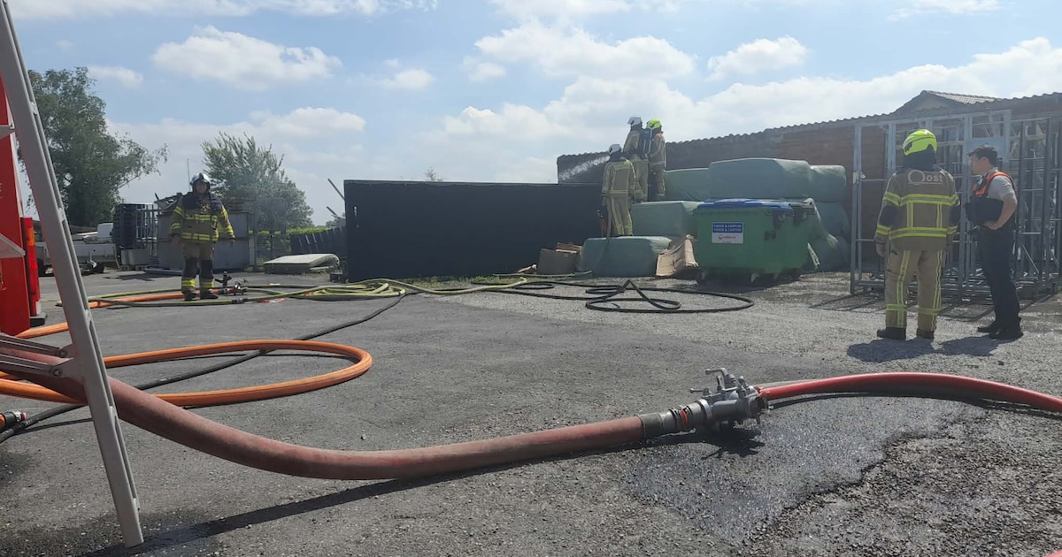 Container geladen met afval vat vuur, brandweer kan snel blussen ...