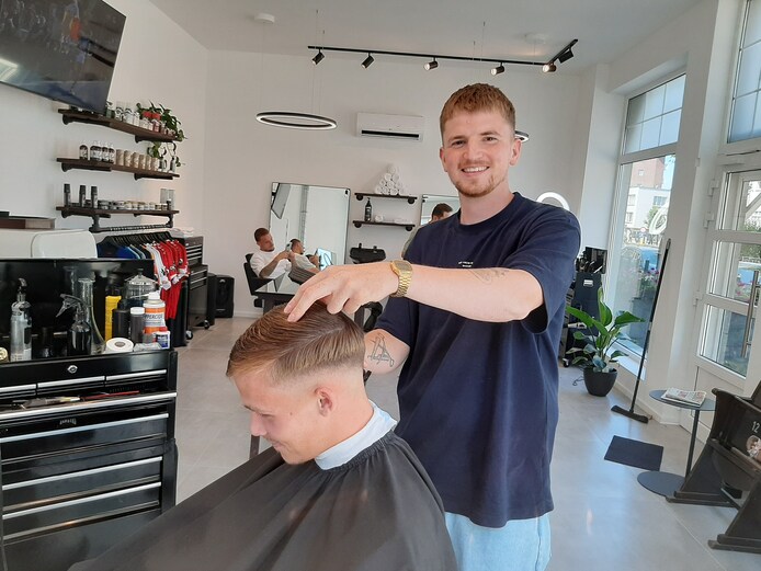 Viktor, kapper van veel profvoetballers, viert tiende verjaardag van ...