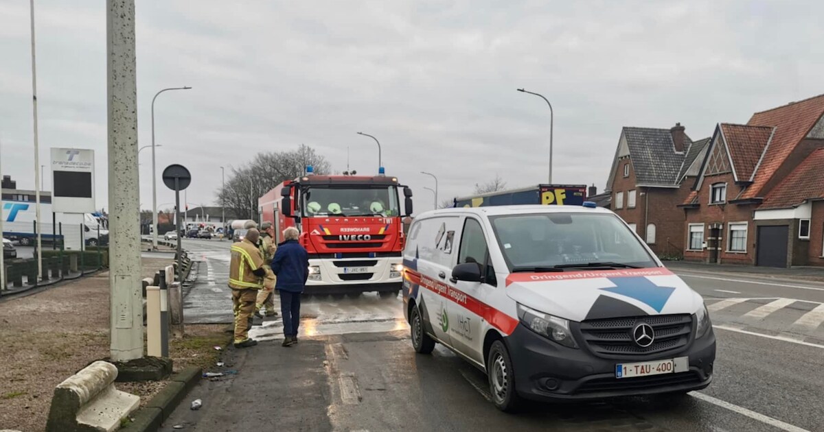Bestelwagen voor medisch transport verliest mazout in Tielt: brandweer ...
