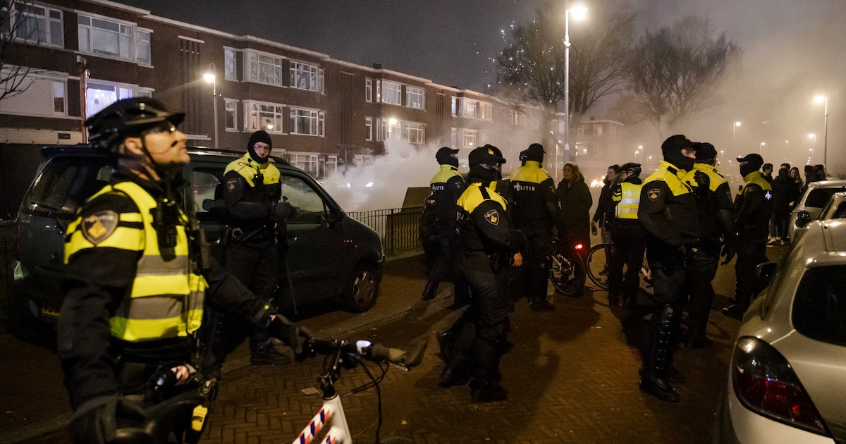 Meerdere agenten gewond door bekogeling met vuurwerk in Nederland | Buitenland | hln.be