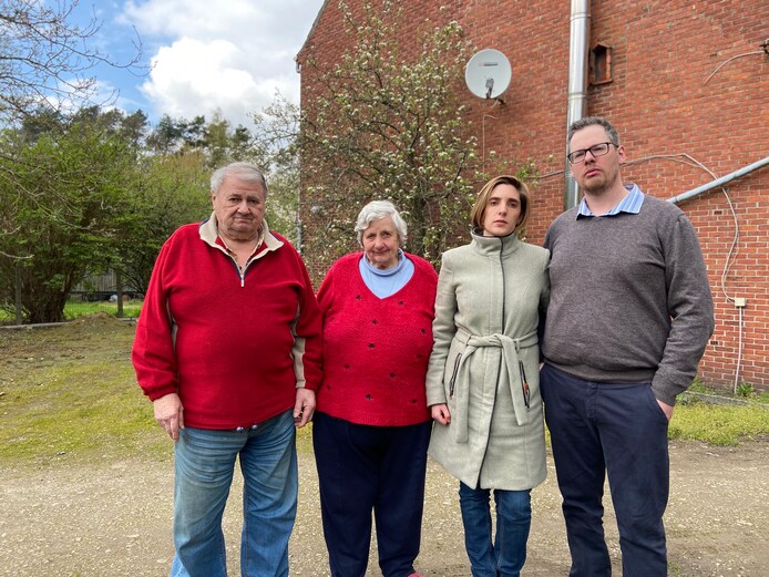 Moegetergde familie die 2 jaar op ‘eiland’ leeft, wint burenstrijd ...