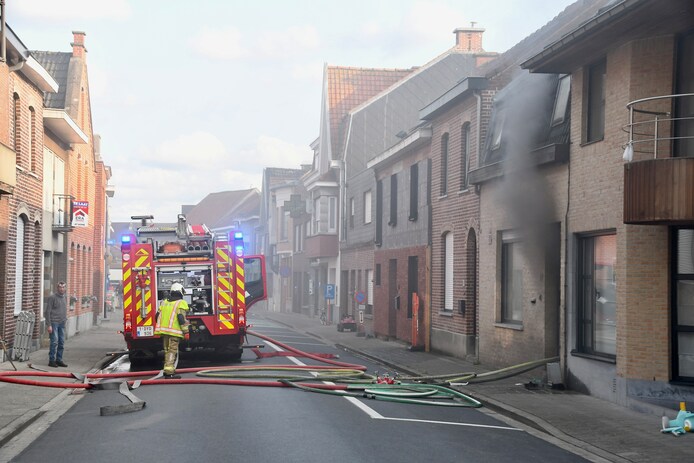 Help eerst mijn papa’, riep ze”: Tibot (26) redt buurmeisje op bovenverdieping tijdens brand in ...