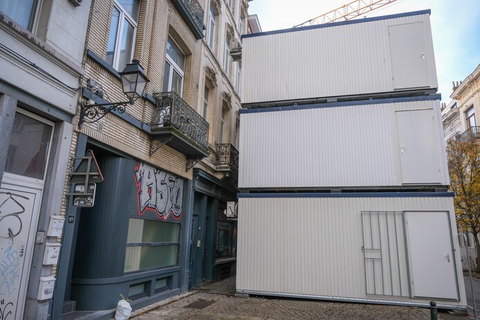 Containers staan nog steeds voor Lucie's deur in Elsene: “Het begint ...