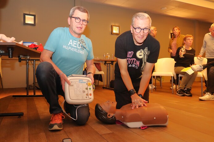Leden loopclub oefenen met AED-toestel: “Reanimatie in eerste minuten ...