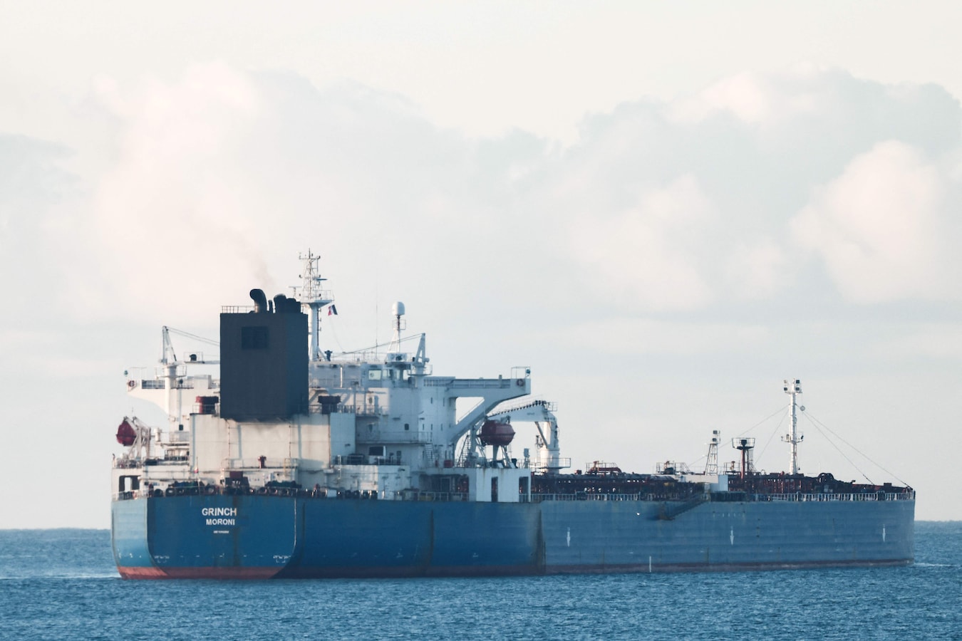 Daar gaat de Grinch: Frankrijk laat schaduwvloot-tanker gaan na ...