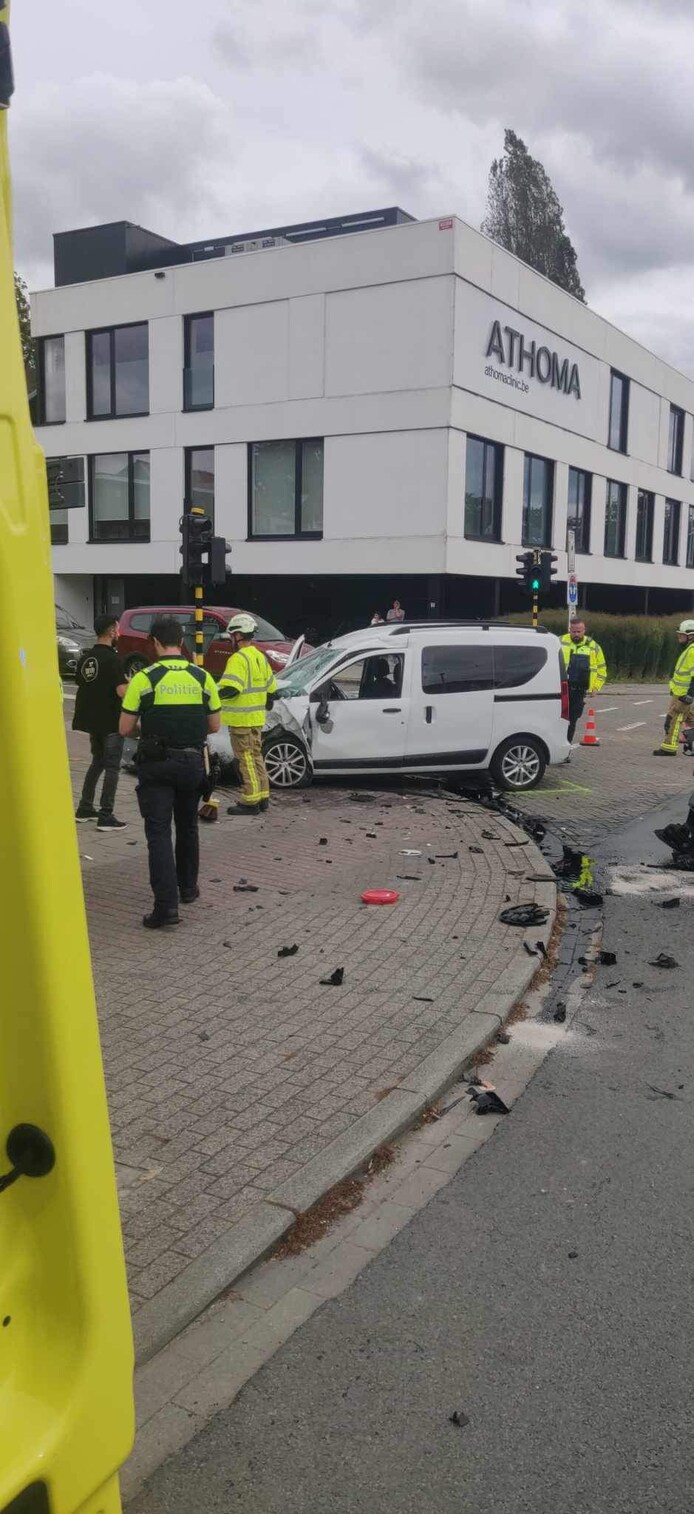 Zwangere vrouw en kind (8) gewond na botsing in Mortsel: vier mensen ...