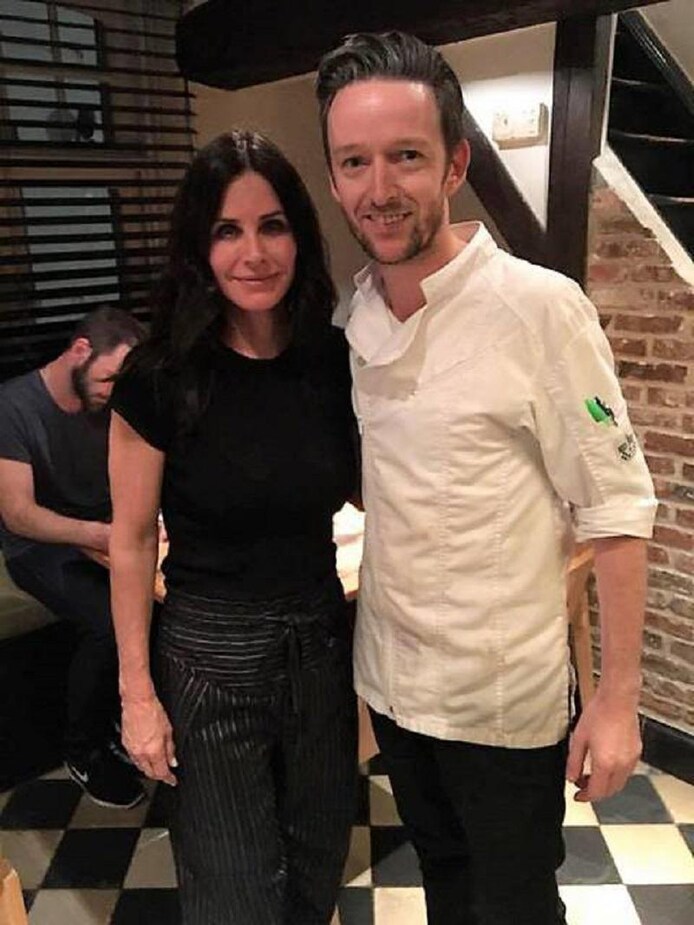 En plots staat... Courteney Cox in je restaurant | Binnenland | hln.be
