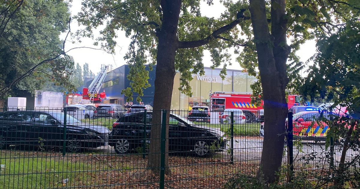 Elektrische auto in werkplaats van Volvo-garage in Walem vat vuur ...
