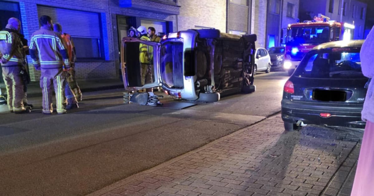 Wagen komt op zij terecht na botsing met geparkeerde auto in Emelgem ...