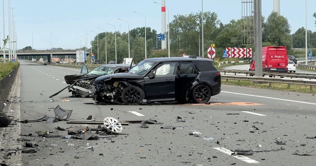 Vrouw (88) staat met haar wagen op pechstrook op E40 richting kust, en ...