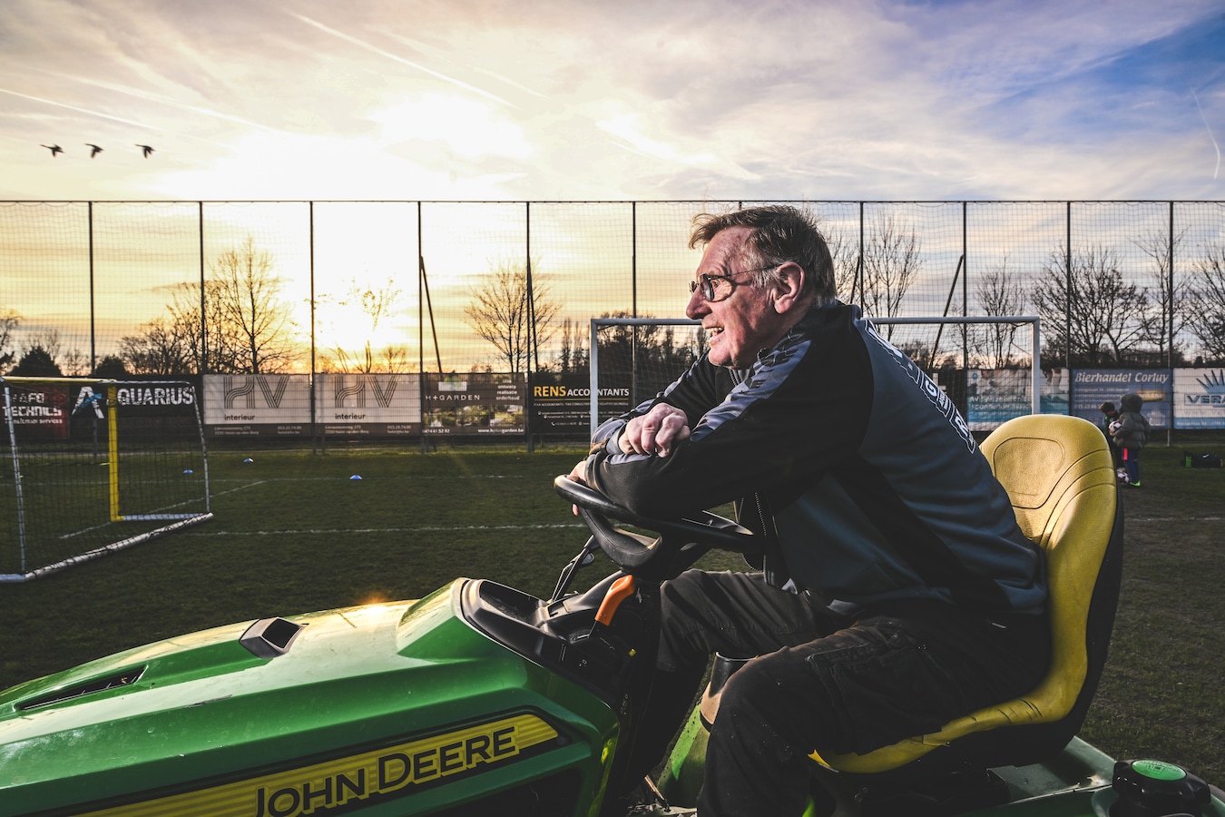 Vrijwilliger Gène (79) vindt nieuwe thuis op voetbalclub nadat zijn ...