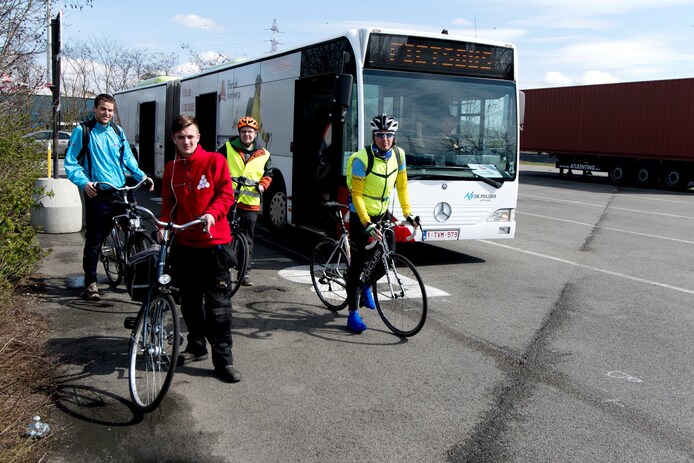 Fietsbus blijft toch rijden op Linkeroever: “Beslissing was voorbarig” | Antwerpen | hln.be