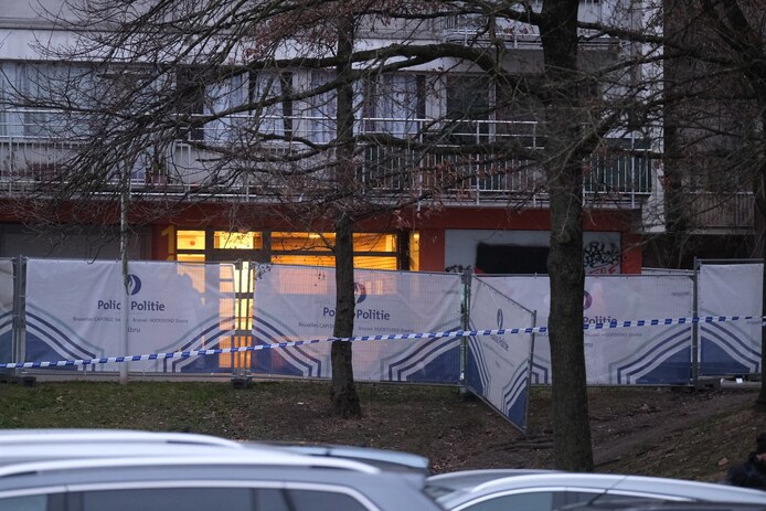 Beelden tonen hoe voordeur van appartement in Anderlecht doorzeefd is ...