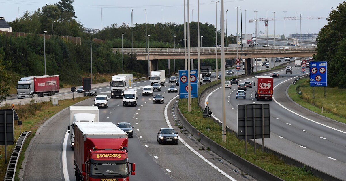 Linkerrijstrook versperd op Brusselse Ring richting Halle ter hoogte ...