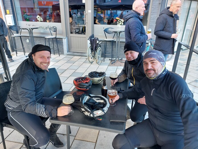 Daar is de koers, daar zijn de wielerfans: doortocht in Sint-Lievens ...