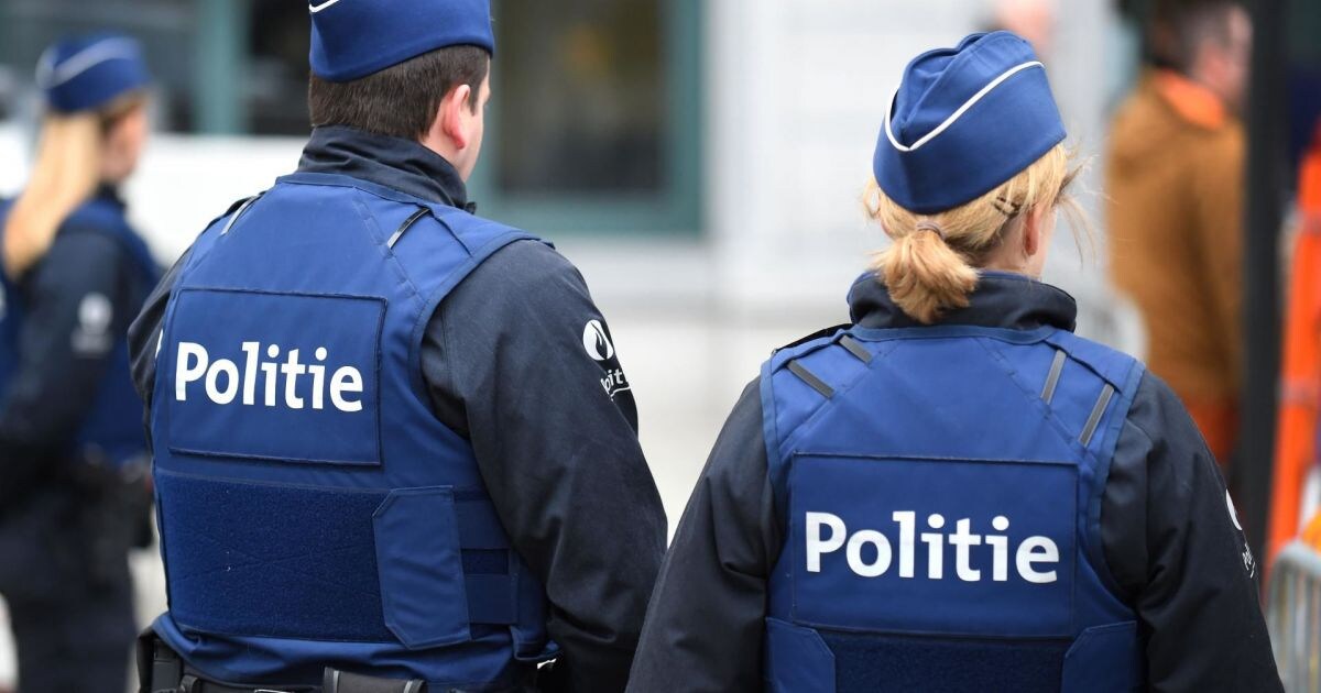 Twee agenten lichtgewond na rellen met hooligans RWD Molenbeek ...