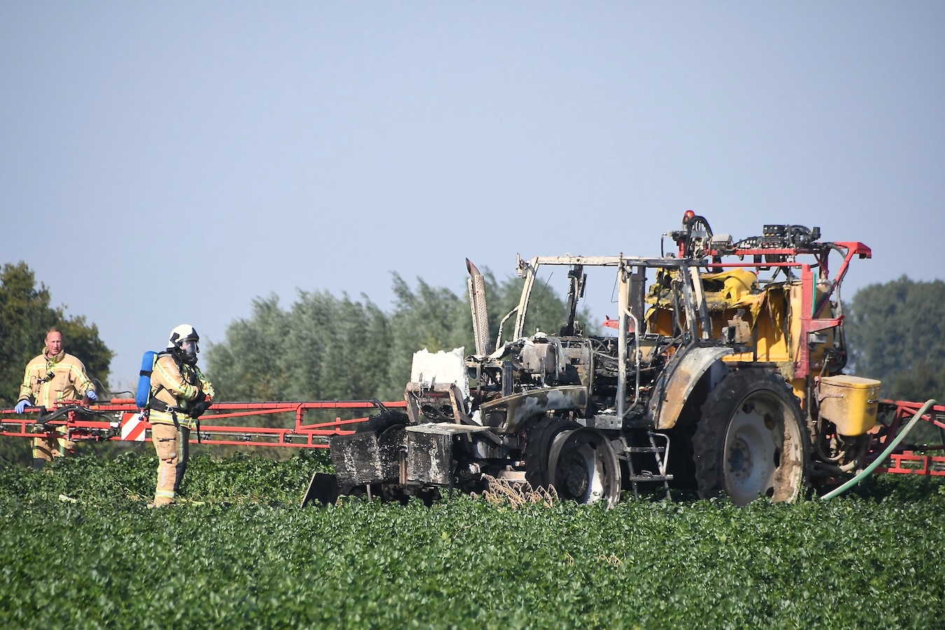 Landbouwer Patrick (54) ziet tractor en sproeimachine in vlammen opgaan ...