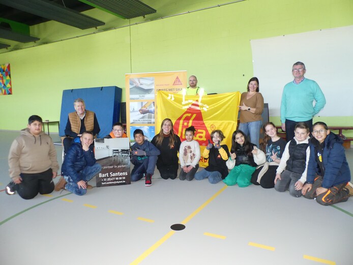 Viblo Leieland krijgt nieuwe sportvloer dankzij papa van leerling: “In deze school is mijn ...