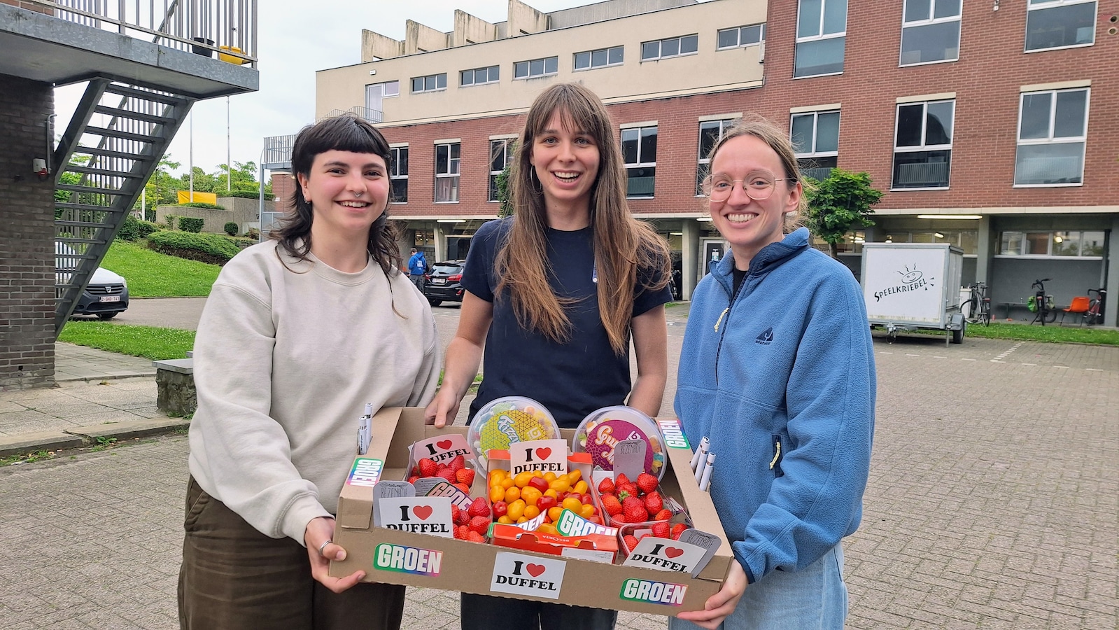 Jong Groen Duffel deelt aardbeien, tomaatjes en snoep uit aan studenten ...