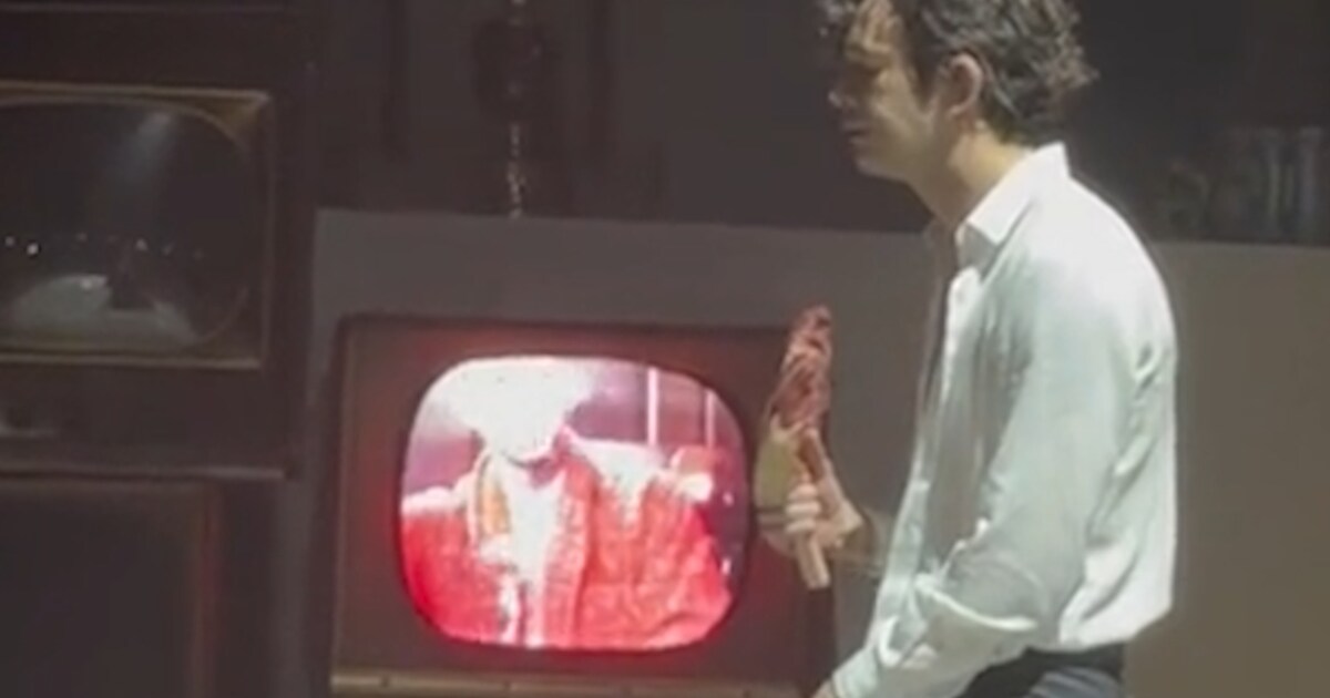 KIJK. Frontman van The 1975 eet rauw vlees tijdens optreden | Showbizz ...