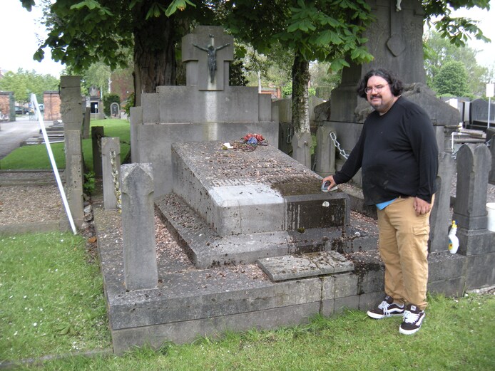 Carl (39) maakt in zijn vrije tijd oude zerken schoon op begraafplaats ...