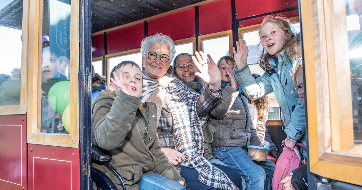 Leerlingen van GBS De Vierklaver verrassen juf Ruth met feestje en een ...