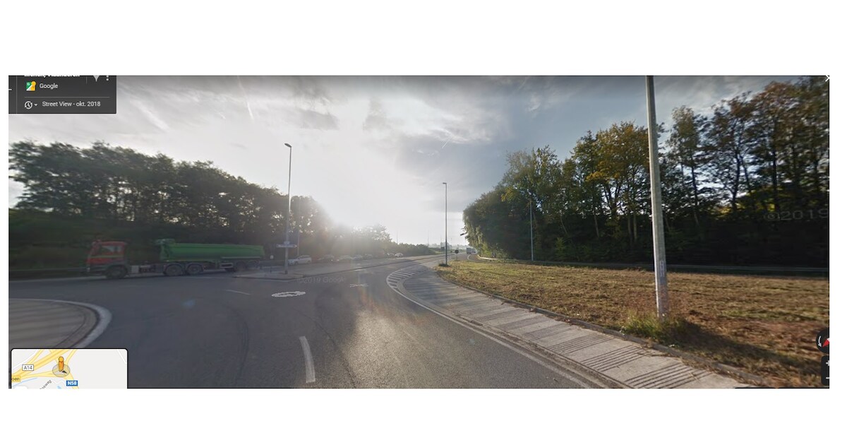 Bestuurder bestelwagen stopt voor auto in panne, even later moet hij ...