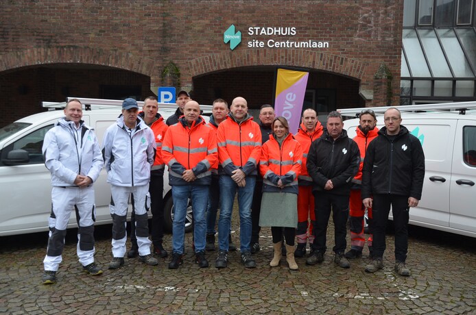 Stadspersoneel krijgt nieuwe outfit in aangepaste kleuren | Ninove | hln.be