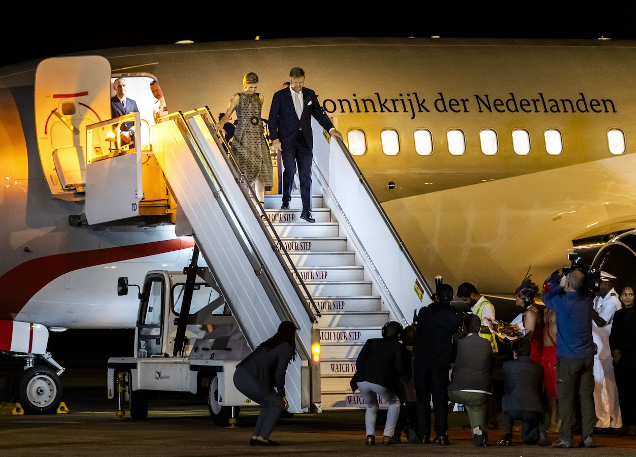 Koning Willem-Alexander landt regeringstoestel veilig in Suriname ...