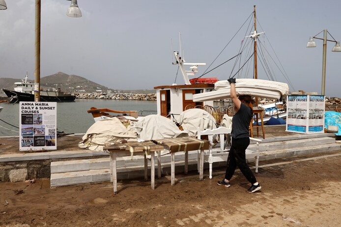 “Een totale catastrofe”: Griekse eilanden vol modder en puin na ...