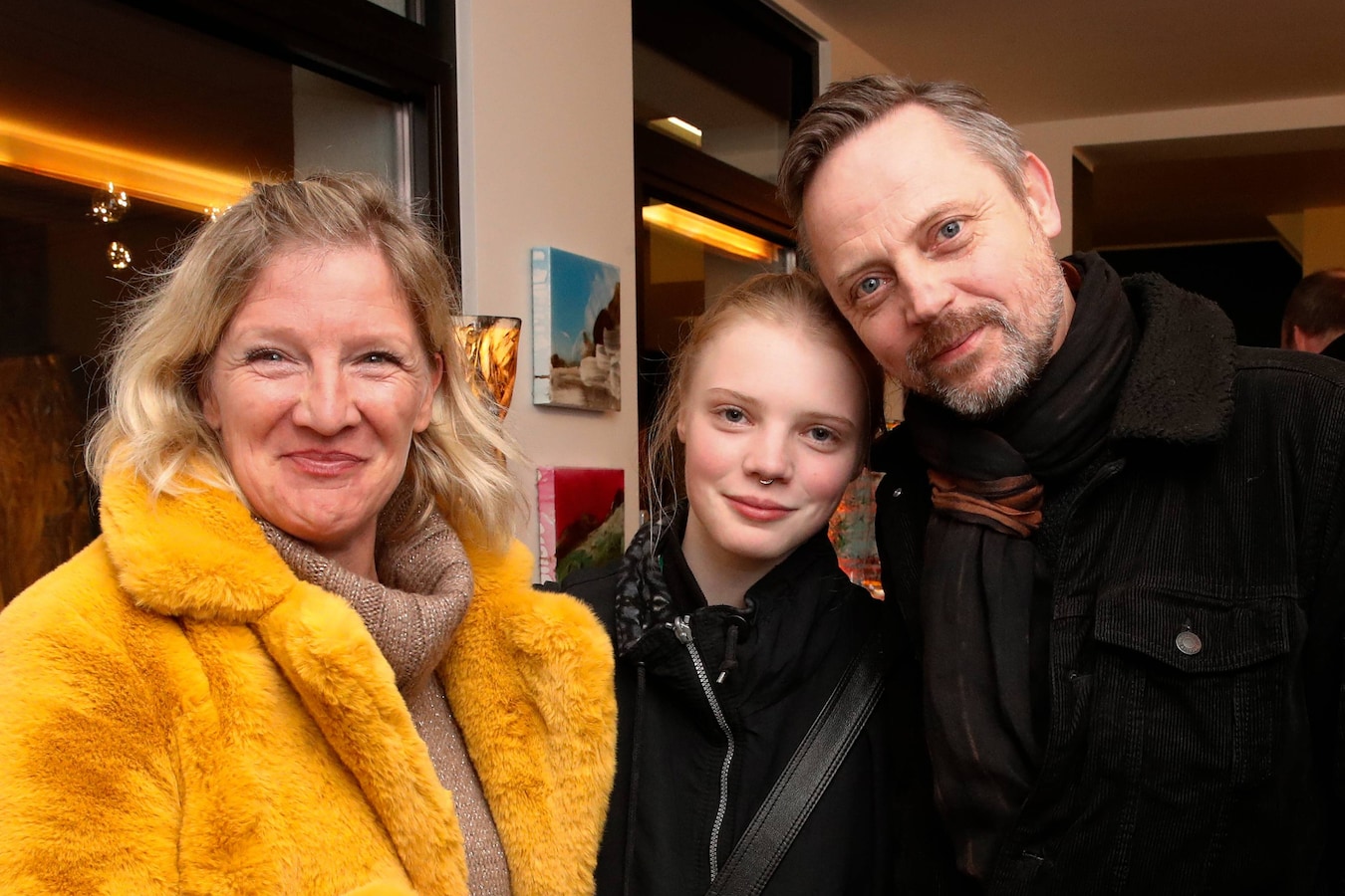 Nicoline Dossche (55) maakt tv‑rentree in ‘Familie’, waar haar man de ...