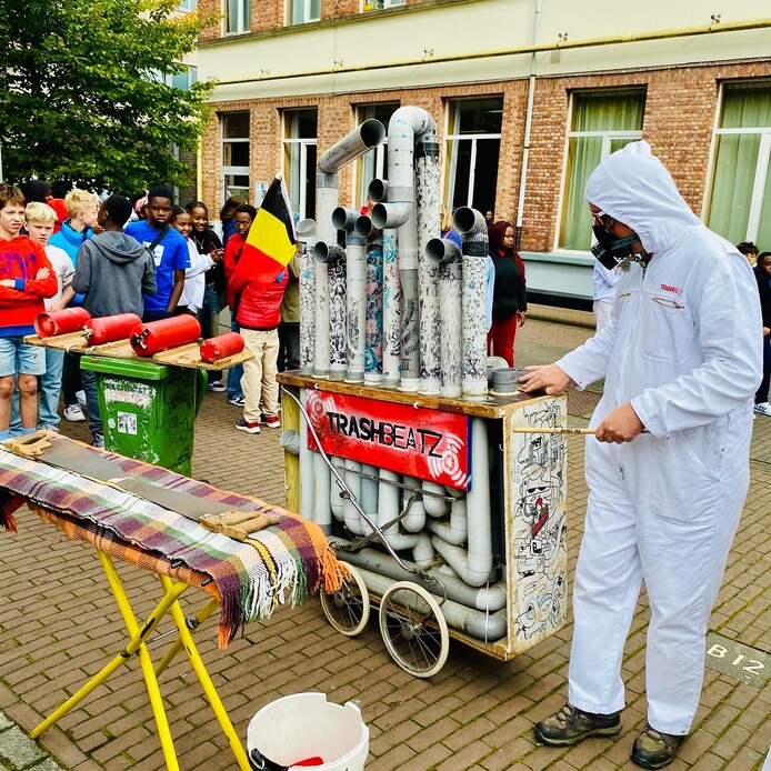 SMI-leerlingen maken muziekinstrumenten van zwerfvuil | Aalst | hln.be
