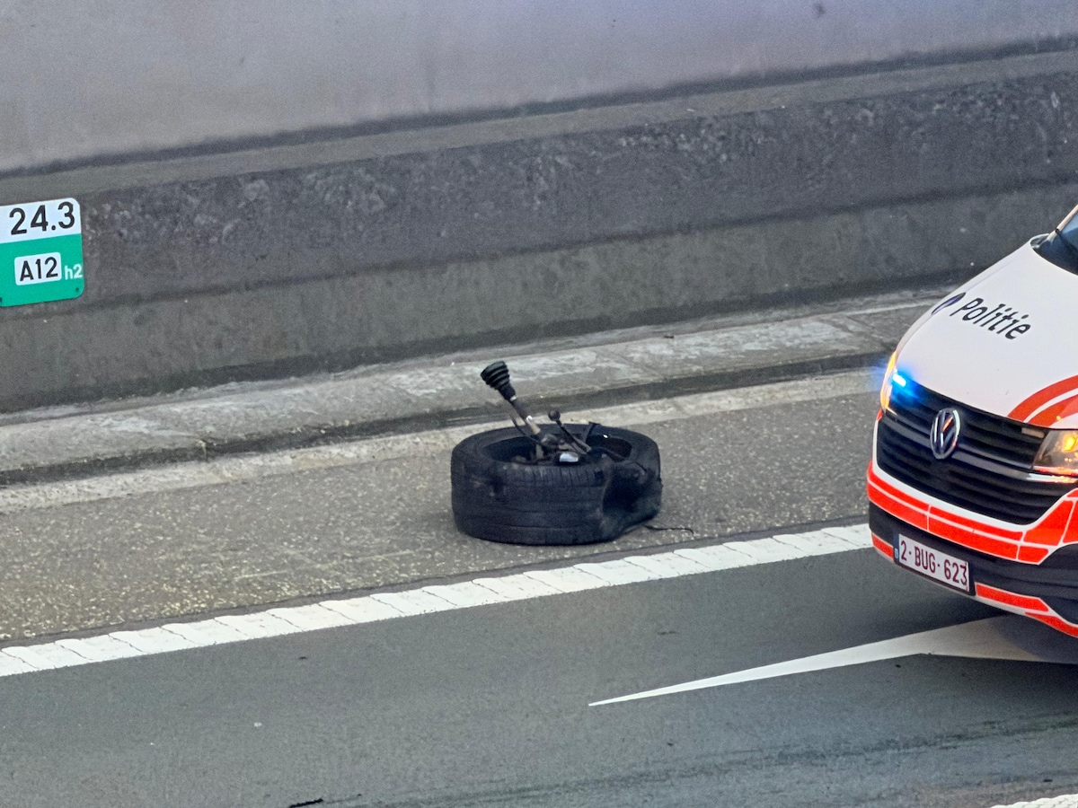 Zwaar ongeval op A12 in Boom: wiel vliegt los en veroorzaakt ...