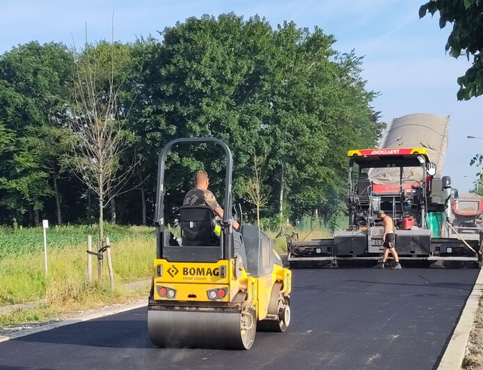 Asfalteringswerken in Hertsbergsestraat lopen vertraging op | Oostkamp ...