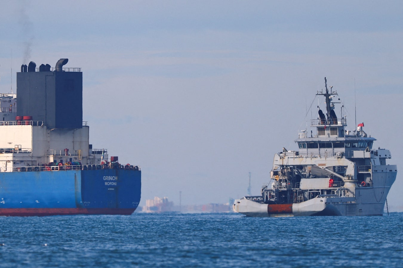 Daar gaat de Grinch: Frankrijk laat schaduwvloot-tanker gaan na ...